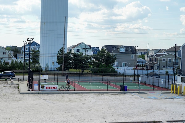Prime Location Beach Stay! Fully Updated, Just Steps To All You Need! Sleeps 10+ - Lavallette, NJ