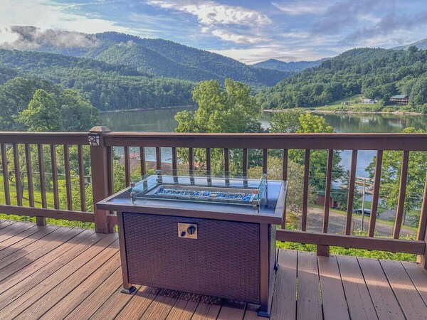Eagles Peak-dock Access & Boat Slip, Amazing View, King Beds, Luxury Hot Tub - Mountain City, TN