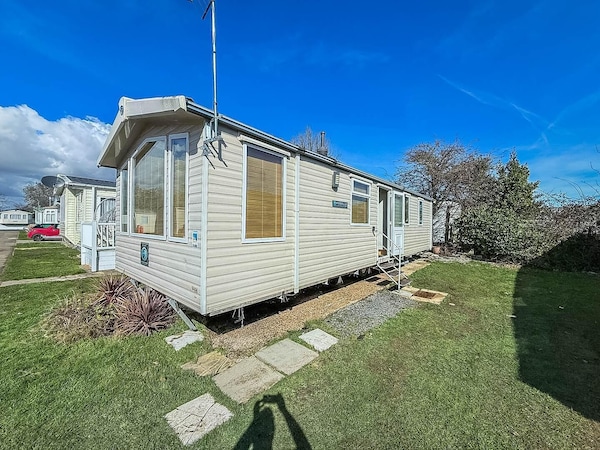 Stunning 6 Berth Caravan At Dovercourt Holiday Park, Essex Ref 44606o - Harwich