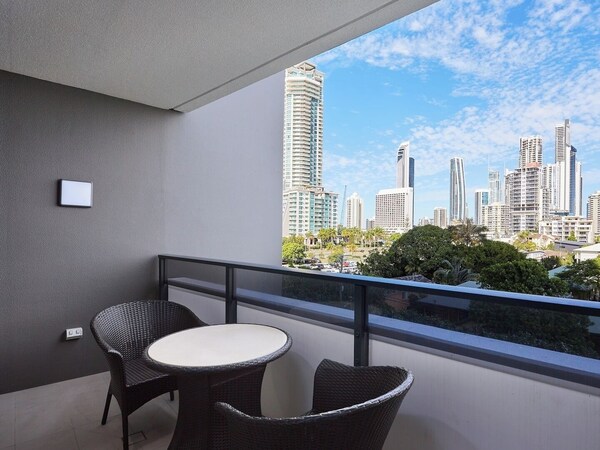 Elegant And Spacious 1bedroom Apartment In Surfers - Surfers Paradise