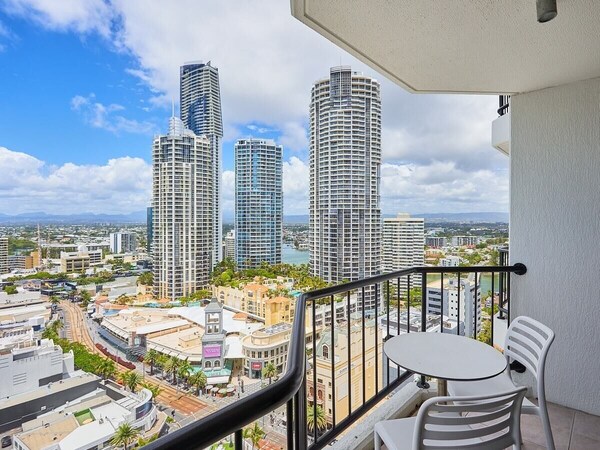 Fantastic 2 Double-bed Hotel Room On View Avenue - Surfers Paradise