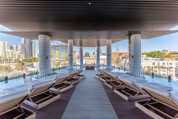 Sunny 1 Bedroom Apartment With Infinity Pool - Spring Hill