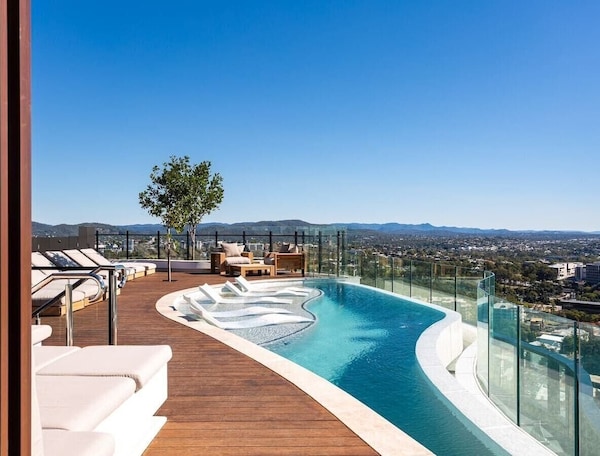 Bright And Sunny 1bedroom Apartment + Rooftop Pool - Spring Hill