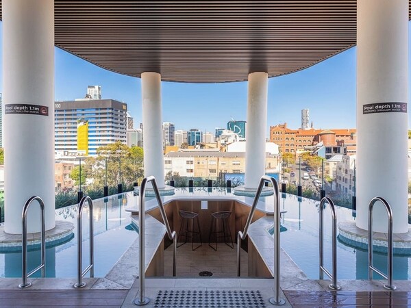 Exquisite 1 Bedroom Apartment With Infinity Pool - Spring Hill