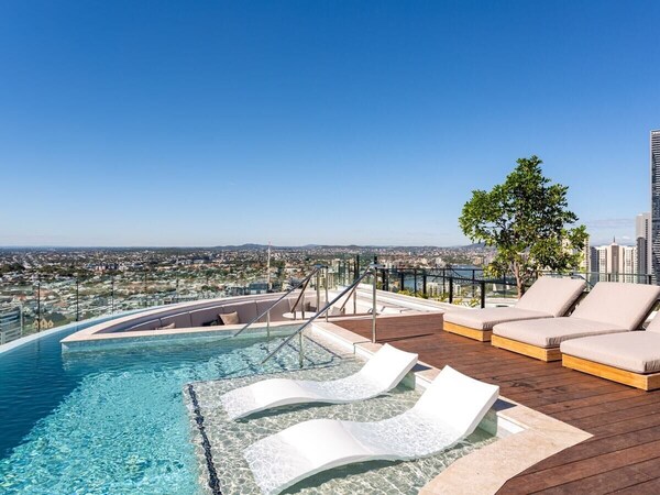 Sunny One Bedroom Apartment With Rooftop Pool - Spring Hill