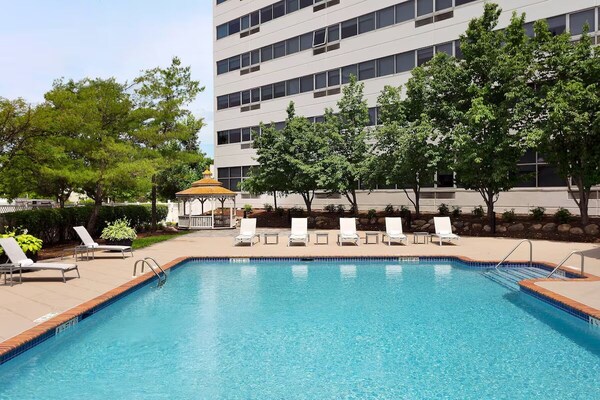 Standard Room 1 King Bed, Delta Hotels, Indoor Pool, Near Newark Airport - Menlo Park, CA