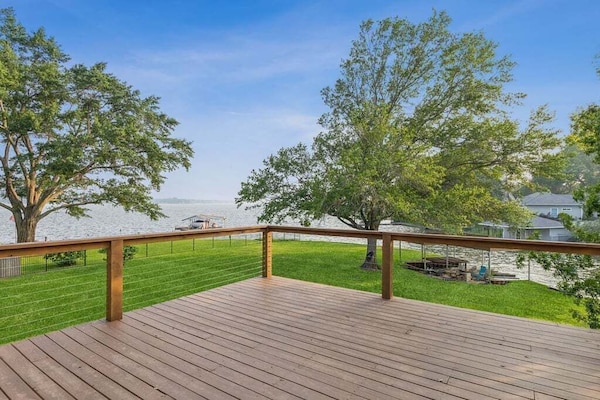 Fully Renovated Luxury Lake Front Retreat For Multiple Families! - Log Cabin, TX