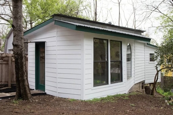 East Austin Garden Cottage | Sweet And Private - Austin, TX