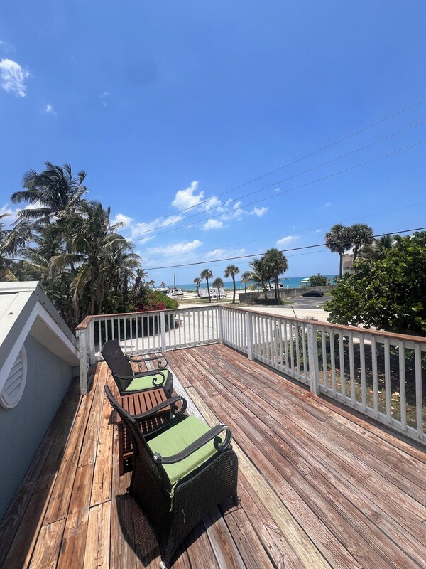 Ocean View Cottage With Rooftop Deck\n - Melbourne Beach, FL