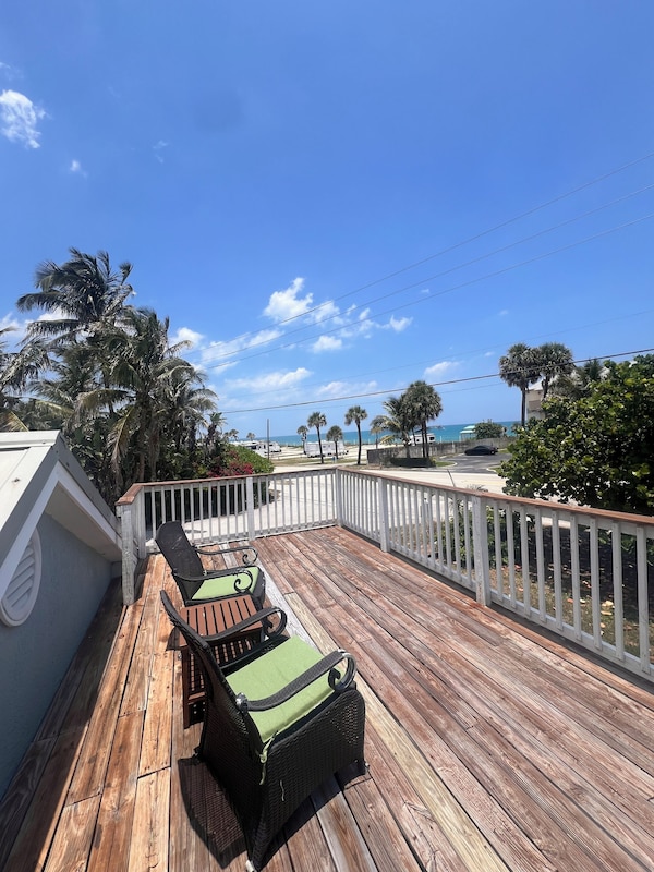Ocean View Cottage With Rooftop Deck\n - Melbourne Beach, FL