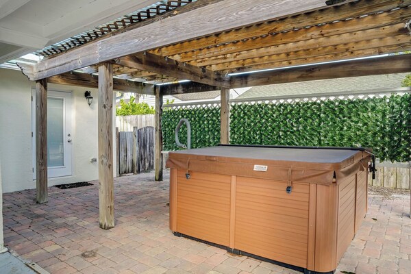Charm & Comfort: Serene Stay With Hot Tub, Work & Play Near Beach - Palm Beach, FL