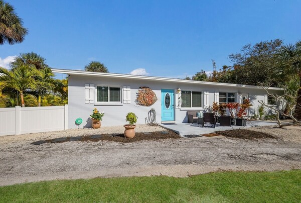 Family/pet Friendly Less Than A Block To White Sandy Beaches. Trolley Stop - Anna Maria, FL