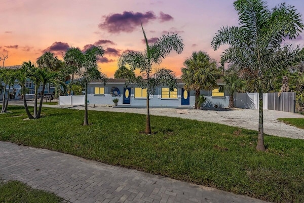 Family/pet Friendly Less Than A Block To White Sandy Beaches. Trolley Stop - Holmes Beach, FL