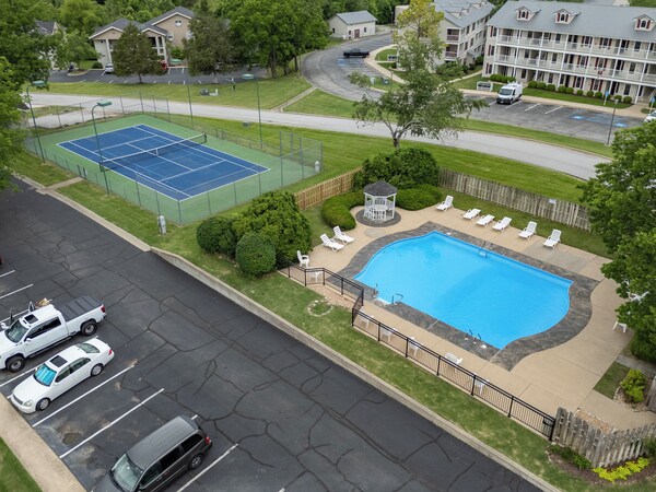 Walk-in ~ Pools Galore ~ Gated Community ~ Golf On-site ~ Free Tickets Included! (Hhk-7) - Branson, MO