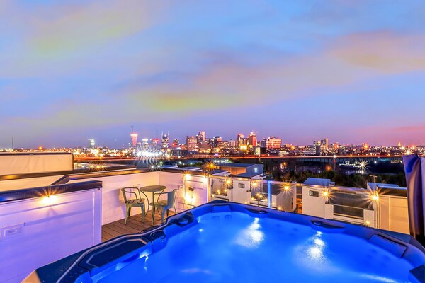Summer Hot Tubs, Double Rooftops, Nashville Skyline Near Ryman Auditorium - Nashville, TN
