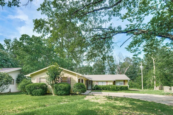 Jackson Home W/ Patio, 2 Grills & Ping-pong Table! - Jackson, MS