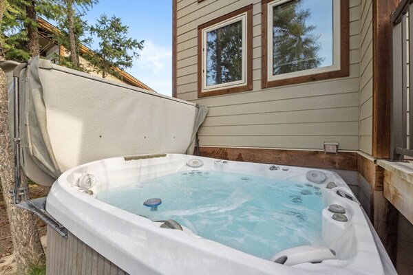 Modern Tides | Hot Tub | Beach Access | Fireplace - Invermere