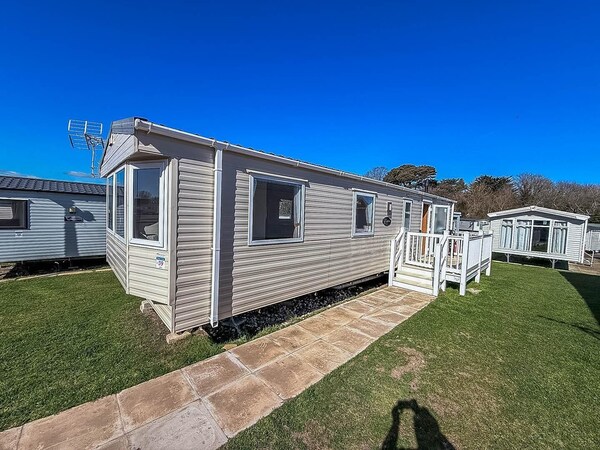 Lovely 4 Berth Caravan With Decking To The Side At Kessingland Beach Ref 90039bc - Southwold
