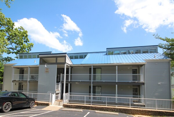 Lakefront One Bedroom Condo - King Bed - Close To The Water - Osage Beach, MO
