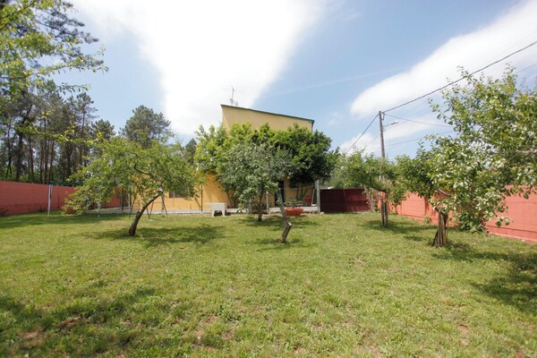 Homerez - Casa Espaciosa Con Jardín En Touro  Ideal Para Familias - O Pino