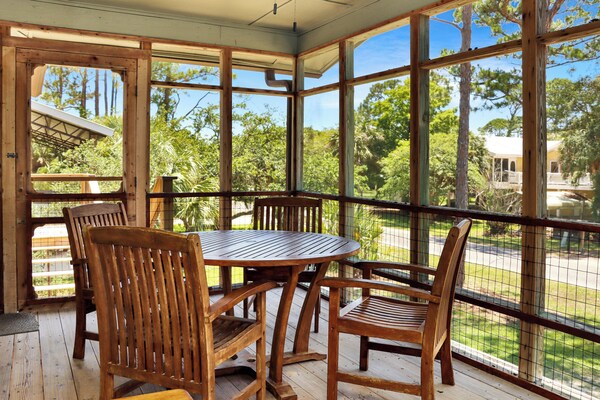 Beachside, Pet Friendly, Calm And Quaint! Alfie's Place - Indian Pass, FL