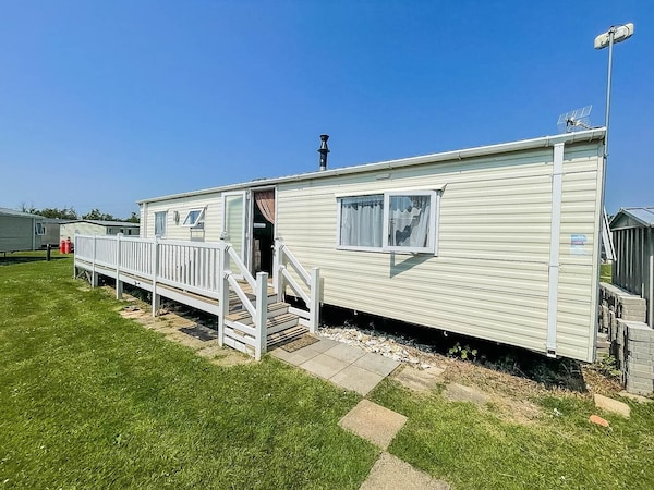 Caravan With Large Decking At Coopers Beach Holiday Park Ref 49036ts - West Mersea