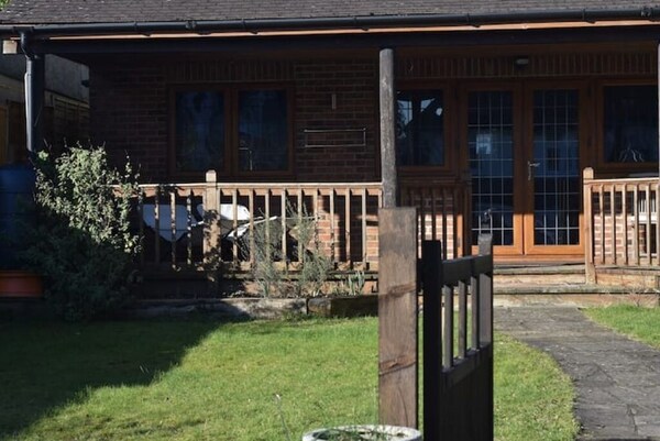 Spacious Private Garden Studio - Hemel Hempstead