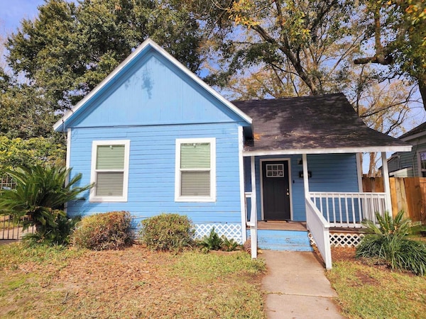 The Blue House, Mardi Gras Cottage - Mobile, AL