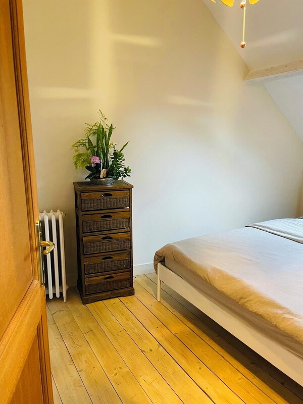 2 Bedroom Bed & Breakfast In Montfort-l'amaury - Thoiry