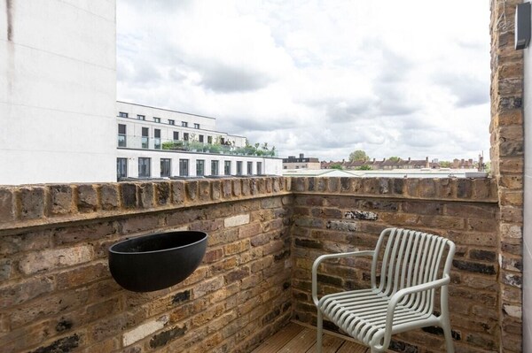 Sunny Retreat With Views: Spacious Apt + Terrace - Greenwich