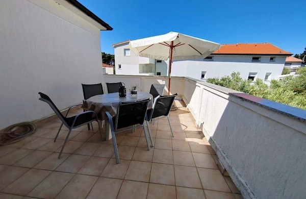 Apartamento Para Dos Personas Con Una Terraza Rab (A-23298-a) - Rab