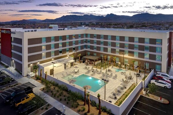 Unwind In Vegas Style! Outdoor Pool, Free Breakfast, Pet-friendly! - Las Vegas