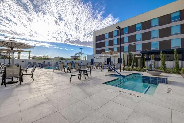 Your Perfect Vegas Stay! Outdoor Pool, Free Breakfast, Pets Allowed! - Las Vegas