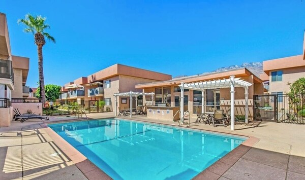 Location Location Location! Stylish, Updated Condo In Prime Palm Springs Area - Palm Springs, CA