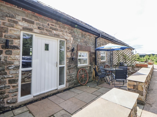 Sunbird Cottage, Pet Friendly, Luxury Holiday Cottage In Biddulph - England