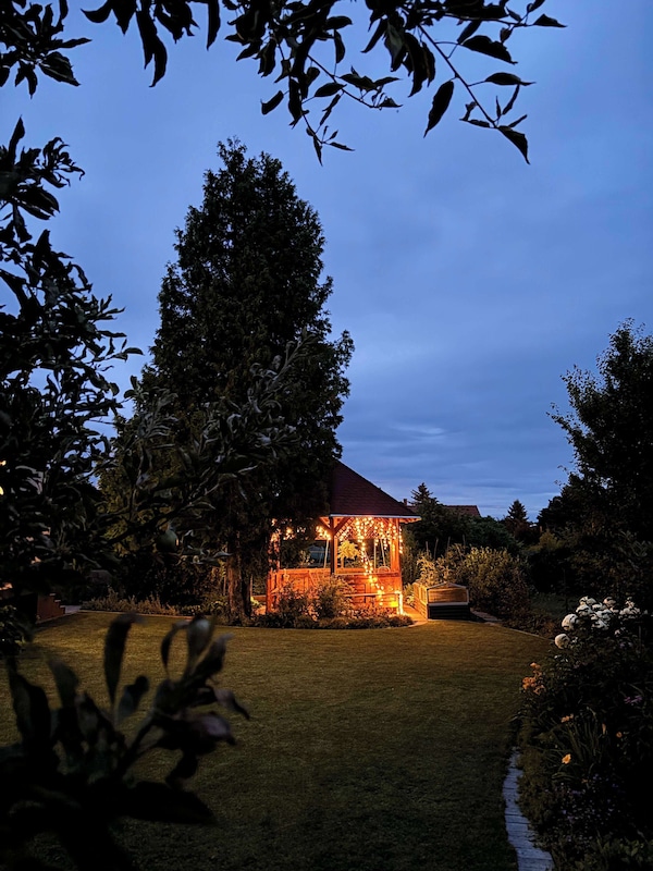 Neon Apartment: Large Garden, Near Lake, Pet&family-friendly - Siófok