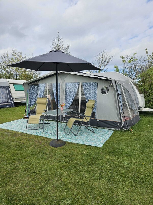 Onze Caravan Met Voortent 2 Persoons Met Bijzettentje 2 Persoons. - Schoorl
