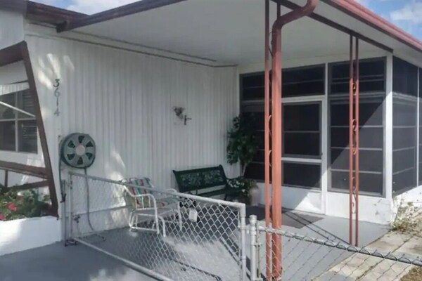 Charming Cottage, Near Shops, Lakes, Theater, Golf, Race Track,  Boat Parking! - Sebring, FL