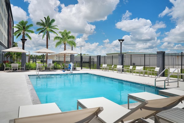 Experience Melbourne! 6 Miles Away From The Beach - Melbourne, FL