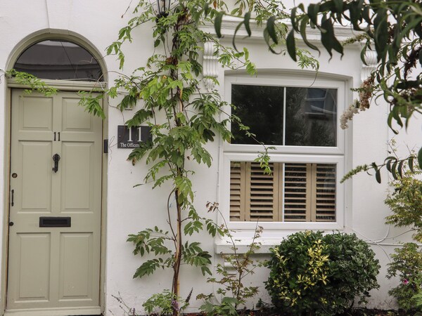 Officer's Mess, Pet Friendly, Character Holiday Cottage In Eastbourne - Eastbourne