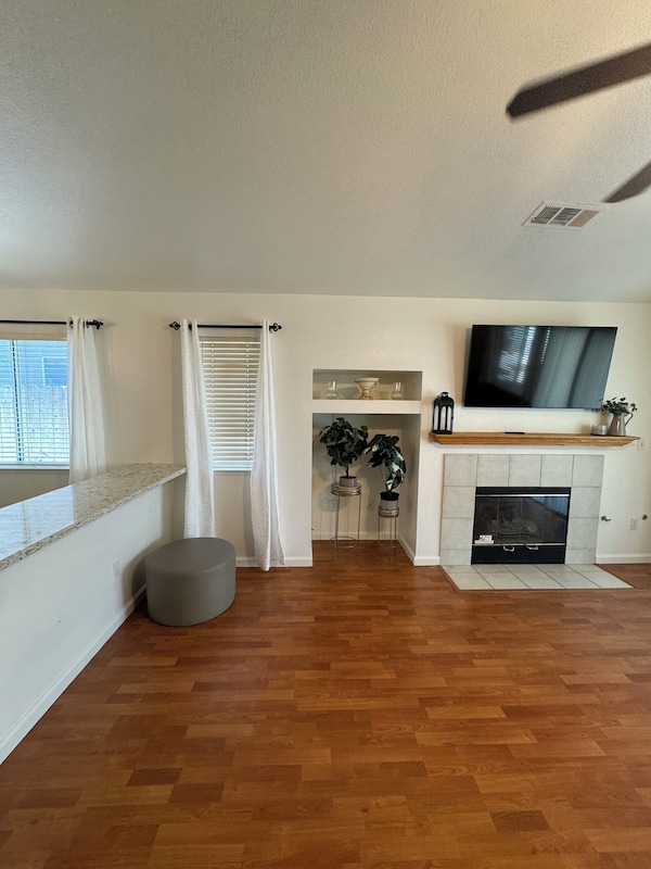 Cozy 4 Bedroom Family Getaway Home. Pet Friendly Home. - Turlock, CA