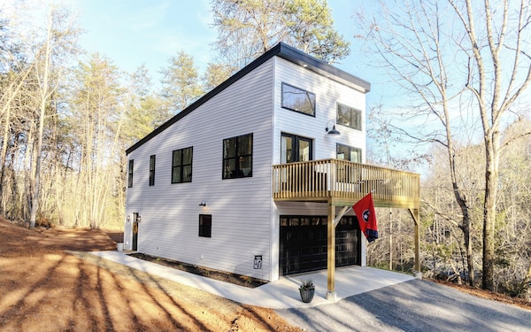 New! 6 Miles To Ut- 2 Bedroom, 1.5 Bath Wooded Retreat With Garage! - Knoxville, TN