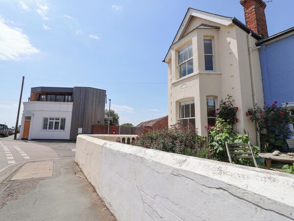 The Corner Cottage, Pet Friendly, With Open Fire In Aldeburgh - Aldeburgh