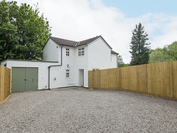 Heron's Lodge, Pet Friendly, With A Garden In Penperlleni - Herefordshire
