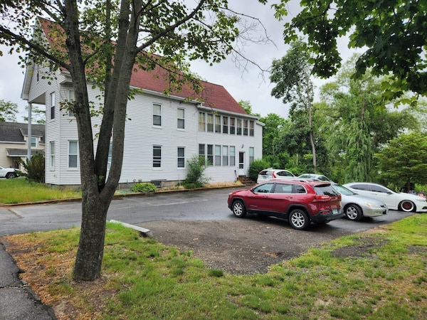 Very Spacious, Clean, And Comfortable First Floor Unit. Close To Major Highway! - Manchester, NH