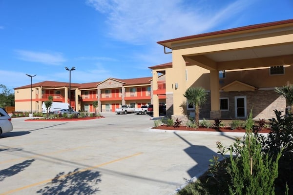 Affordable Hotel With Shuttle Service, Perfect For Overnight Airport Stays - Humble, TX