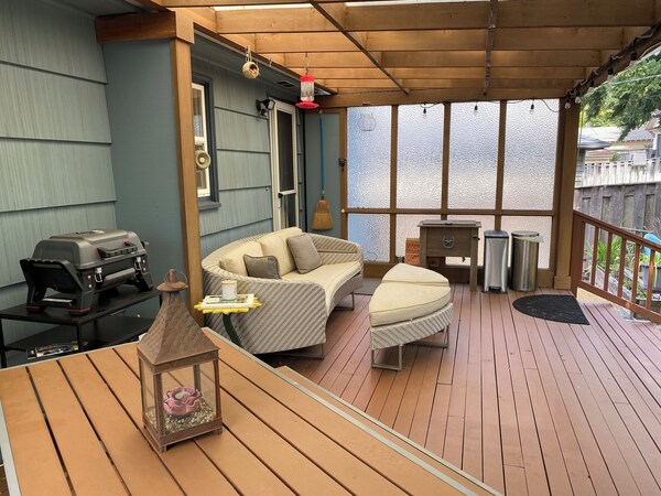 West Seattle Walkers Paradise 2br Private Home W/ Off-street Parking - Seattle, WA