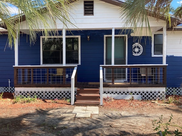 Cozy Coastal Bungalow Close To Marina - Carrabelle, FL