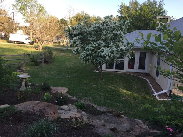 3 Bed/3 Bath Ranch House On Round Top, Tx, Main Square With Large Porch & Views - Round Top, TX
