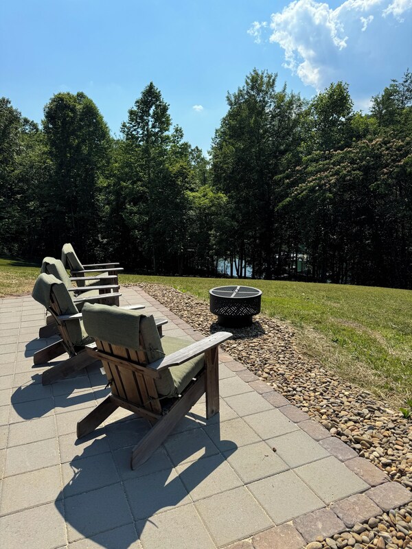 Lake Front Property With No Steps & Gentle Path To Water! 3 Bed/2 Bath - Tennessee